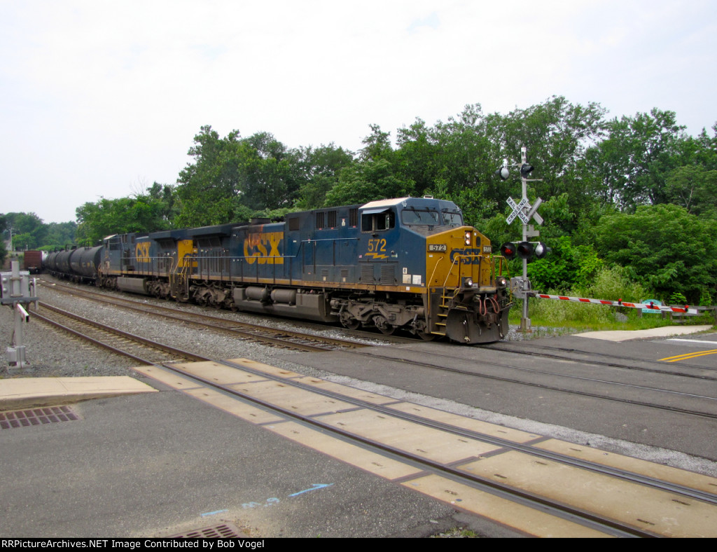 CSX 572 and 573